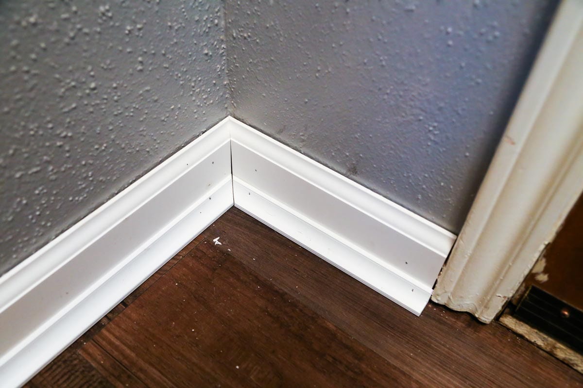 How to Install Baseboards: A DIY Tutorial // Love & Renovations How to Install Baseboards: A DIY Tutorial // Love & Renovations